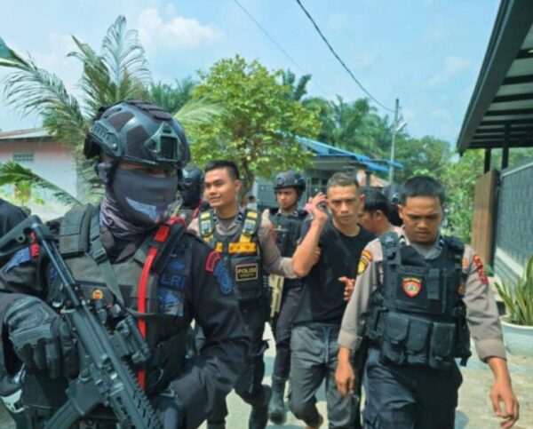 Brimob Polda Sumut dan BNN Gerebek Kampung Narkoba di Percut Sei Tuan ...